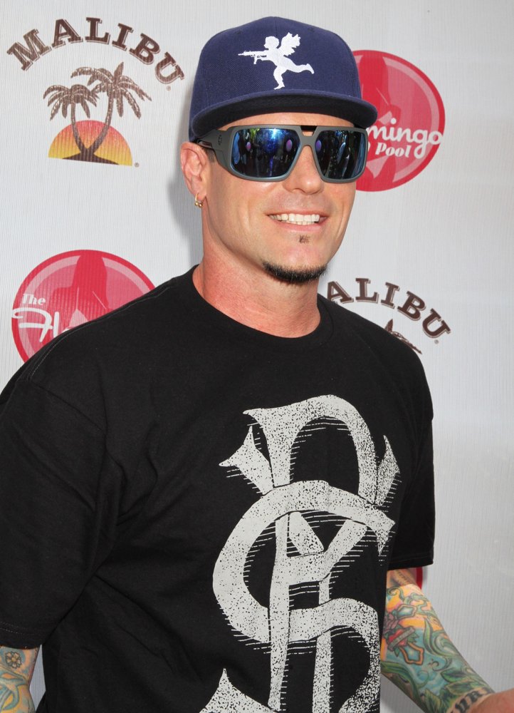 vanilla-ice Picture 1 - Vanilla Ice Hosts A Pool Party