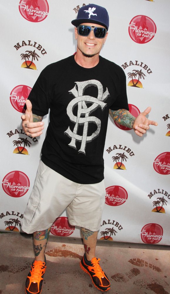 vanilla-ice Picture 1 - Vanilla Ice Hosts A Pool Party