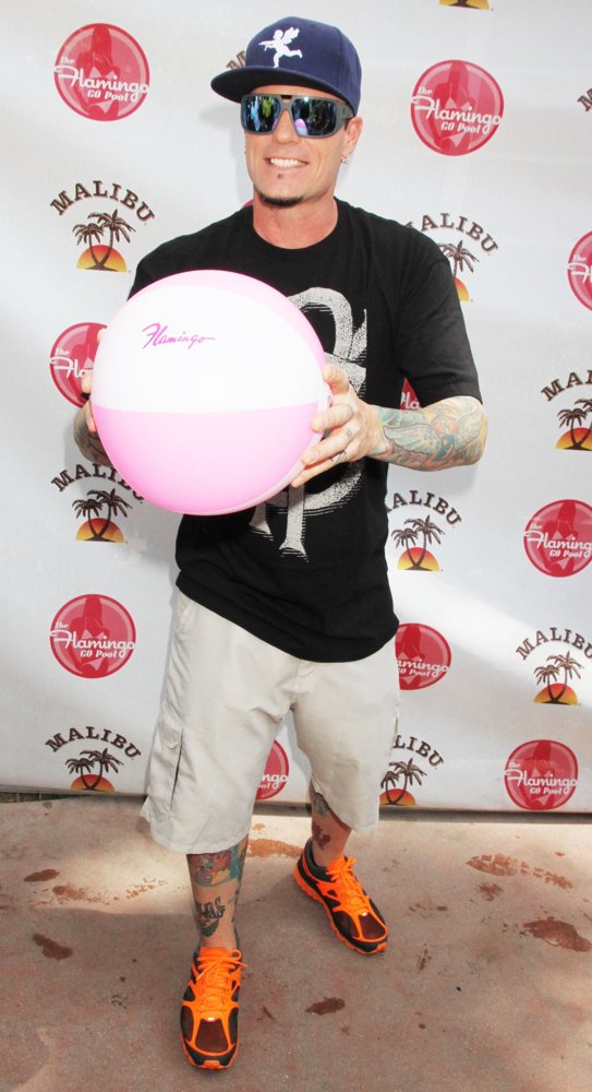 vanilla-ice Picture 1 - Vanilla Ice Hosts A Pool Party