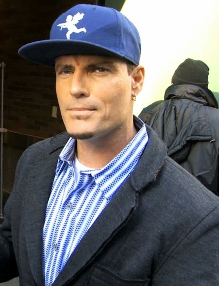 vanilla ice Picture 1 - Vanilla Ice Signs Autographs for Waiting Fans ...