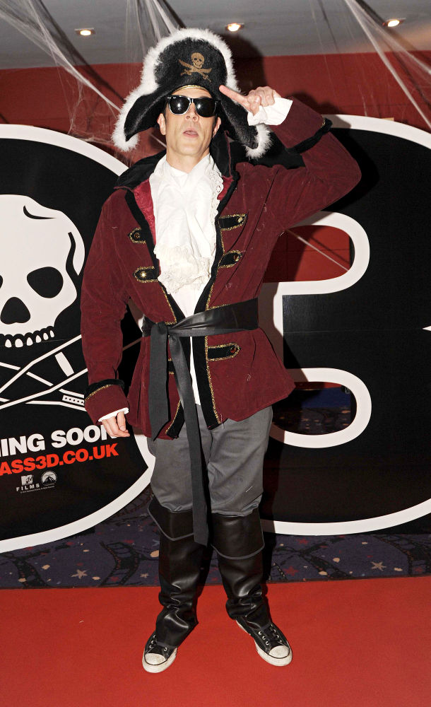 Johnny Knoxville Picture 1 - The Cast of Jackasss 3D Arrive in Costume ...