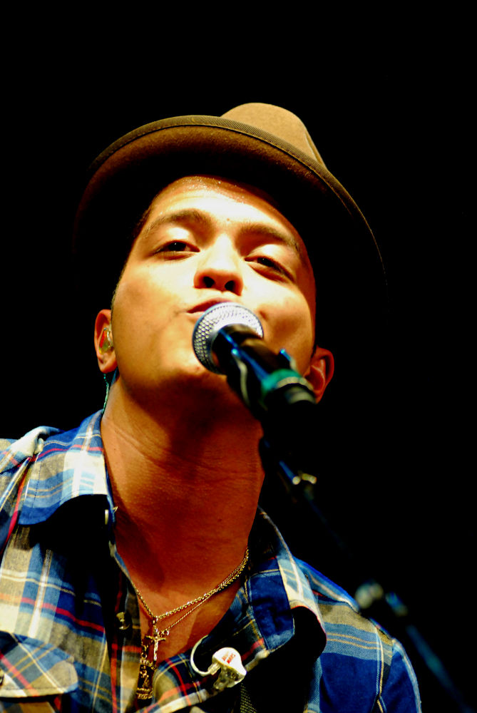 Bruno Mars Picture 1 - The 2010 B96 Jingle Bash Show
